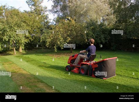 Monter sur une tondeuse à gazon Banque de photographies et dimages à haute résolution Alamy