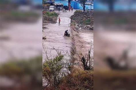 搞笑配音 搞笑视频 惊险一幕 就是不肯撒手 车子太宝贵了 刚买的呢