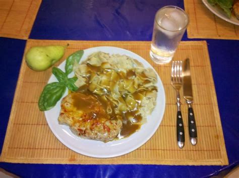 Geflügel Hähnchenbrustfilet mit Trüffelsoße und Bärlauchnudeln