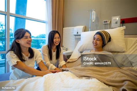 두 명의 아시아 중국인 여성 친구가 병원 병동에 있는 친구를 방문했습니다 병원에 대한 스톡 사진 및 기타 이미지 병원