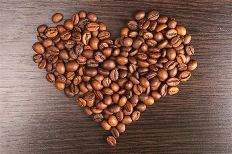 커피 콩으로 만든 심장 모양 구운 커피 콩 배경이 닫힙니다 국제 커피 의 날 개념 0명에 대한 스톡 사진 및 기타 이미지 0명 갈색 개념 Istock