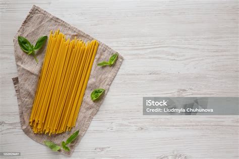 흰색 나무 배경 상단 보기에 조리되지 않은 건조 유기농 부카티니 파스타 위에서 평평한 평지 머리 위 공간을 복사합니다 건강한 식생활에 대한 스톡 사진 및 기타 이미지