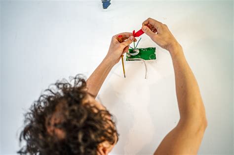 집을 수리하는 동안 벽에 전기 플러그를 고정하는 전기 기술자 35 39세에 대한 스톡 사진 및 기타 이미지 35 39세 건축하기 곱슬 머리 Istock