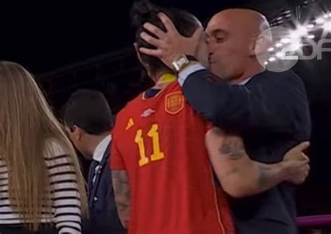 Kuss Nach Wm Finale Sorgt Für Aufruhr Jetzt Spricht Die Geküsste