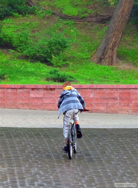 Мальчик в длинных шортах на велосипеде Шорты фото