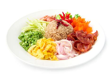 새우 페이스트 또는 쌀 믹스 슬라이스의 붉은 양파 콩 망고 계란 튀김 태국 음식 스타일 퓨전 장식 으로 양념 된 야채 측면 보기 흰색 배경에 고립 된 건강한 생활방식에 대한