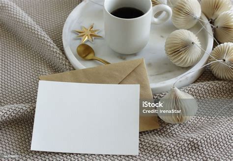 빈 인사말 카드 초대장 모형 공예 봉투 베이지색 뜨개질 담요 대리석 쟁반과 컵 커피에 크리스마스 트리 장식 크리스마스 장면 문구