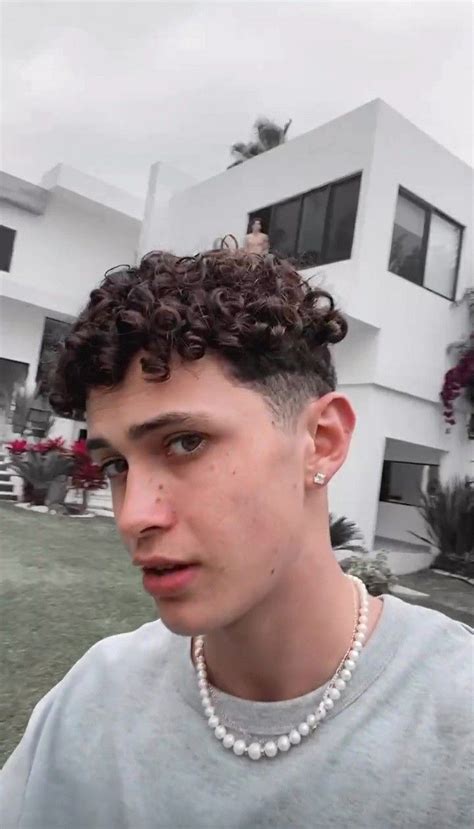 Um dos maiores truques para o cabelo cacheado seja ele masculino ou feminino é cortar em