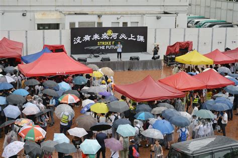 【逃犯條例】一批中學生冒雨參與愛丁堡廣場罷課集會 高呼「香港人加油」