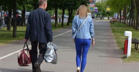 Раптом до Тетяни підійшов незнайомий чоловік Тетяна зупинилася і глянула на нього Йому було