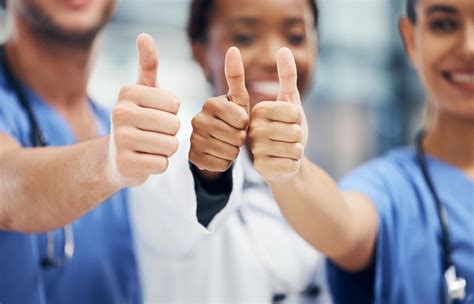Médecins Infirmières Ou Pouce Levé Les Mains Dans Le Succès Travail D