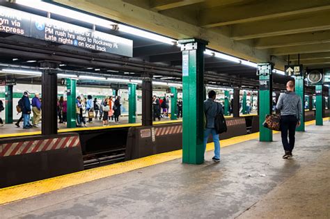 사람들이는 워싱턴 스퀘어 플랫폼에 로그인을 종료 뉴욕 지하철 역에 지 하 환승 빈 큰 플랫폼에 서 서 Mta에 대한 스톡 사진 및 기타 이미지 Istock