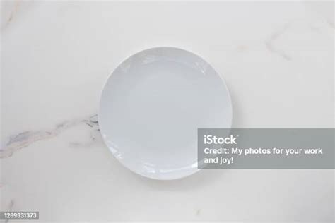 흰색 대리석 배경에 격리 된 빈 세라믹 플레이트 공간을 복사합니다 메뉴 레시피 컨셉 대리석에 대한 스톡 사진 및 기타 이미지