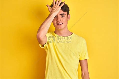 十几岁的男孩在与世隔绝的背景下穿着黄色T恤高清图片下载 正版图片 摄图网