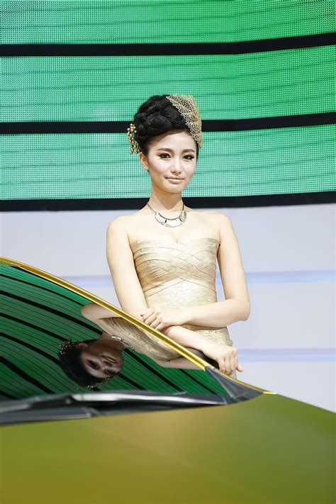 香肩半露美女车模