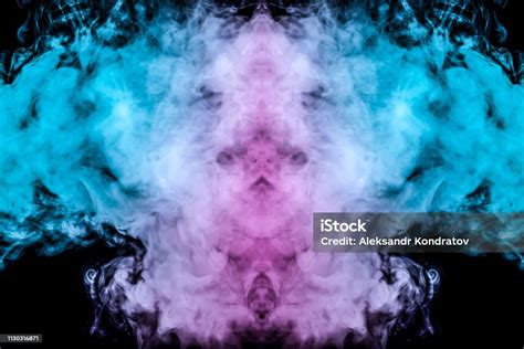 보라색의 멀티 컬러 패턴 및 파란 귀신의 머리 또는 절연에 이상한 생물의 형태로 신비로운 모양의 연기 파도 및 증기에서 추상 패턴입니다 개념에 대한 스톡 사진 및 기타