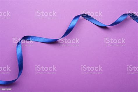 보라색 배경에 아름 다운 블루 리본 상위 뷰입니다 텍스트를 위한 공간 0명에 대한 스톡 사진 및 기타 이미지 0명 공단