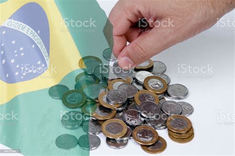 브라질 국기와 흰색 배경에 다양한 금속 브라질 실제 동전의 처리 개념에 대한 스톡 사진 및 기타 이미지 개념 개념과 주제
