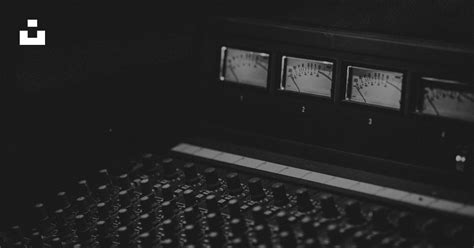 검은색 노트북 컴퓨터가 켜져 있음 디스플레이 음악 플레이어 사진 Unsplash의 무료 회색 이미지