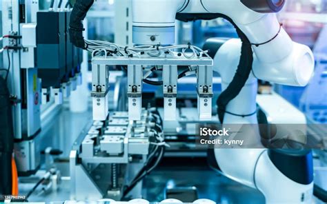 Unit Pengisap Piston Pneumatik Robot Pada Mesin Industri Foto Stok
