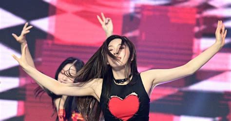 엔믹스 배이 날개 대신 팔을 피고 사진