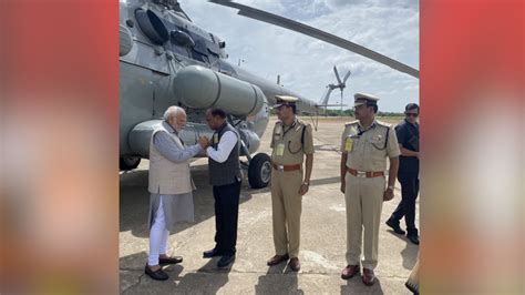 Pm Narendra Modi ঘাস খাওয়ালেন গরুকে পুজো দিলেন ভদ্রকালী মন্দিরে এক