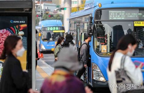 포토 마스크 착용하고 버스 탑승하는 시민들 아시아경제
