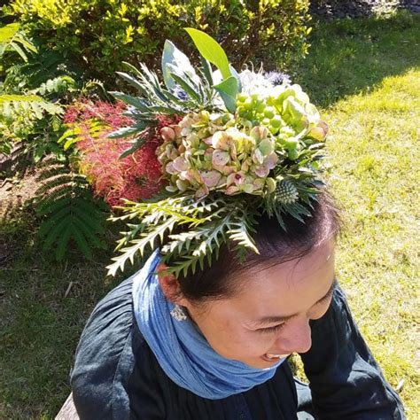 頭に花を生けるmitome tsukasaさん 夏椿なつつばき