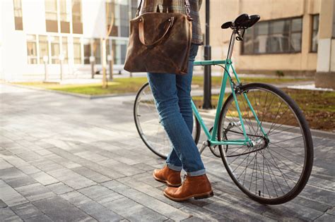 자전거를 타고 걷는 알아볼 수 없는 세련된 사업가의 클로즈업 25 29세에 대한 스톡 사진 및 기타 이미지 25 29세 가방 가죽 Istock