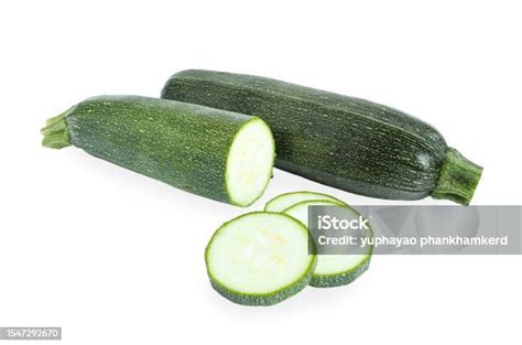 흰색 바탕에 신선한 호박입니다 클리핑 경로가 있는 유기농 골수 호박 야채 개체 그룹에 대한 스톡 사진 및 기타 이미지 개체