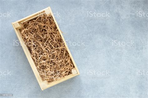 회색 배경 복사 공간 플랫 레이에 장식 파쇄 백서로 채워진 에코 선물나무 상자의 상단 보기 0명에 대한 스톡 사진 및 기타 이미지 0명 갈기갈기 찢어진 갈색 Istock
