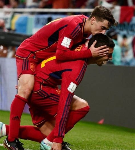 Gavi Kissing His Teammate Masculino Sexo Masculino