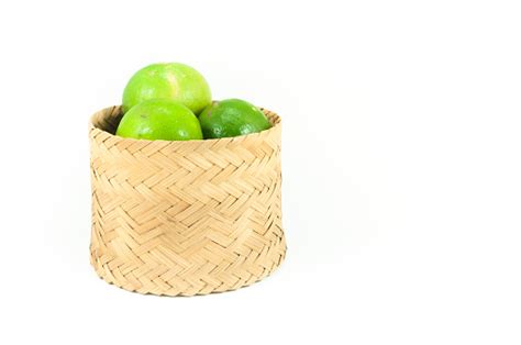 흰색 배경에 고립 된 대나무 바구니의 신선한 녹색 석회 근접 촬영 초점 선택 0명에 대한 스톡 사진 및 기타 이미지 0명
