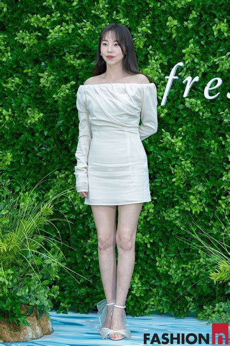 패션엔 패션엔 포토 안소희 사랑스런 볼 미소의 미니 원피스룩 ‘만두 소희는 계속