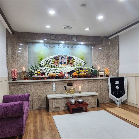 친정 아버지보다 더 당신 친딸들보다 더 며느리를 이뻐라 해주셨던 내 큰 하늘이고 편한 그늘이고 울타리였던 시아버님이 지난주말 먼길을 떠나셨어요 첫 만나던날 울애기는 내가