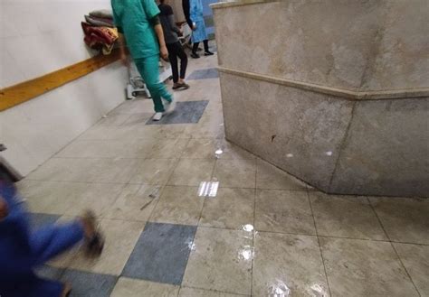 بسبب تدمير الاحتلال مياه الصرف الصحي تتسرب إلى قسم الطوارئ في مجمع
