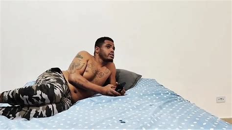 继父叫继女把他的放在她的内裤里 Xhamster