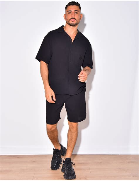 Ensemble short et chemise avec une fleur brodée
