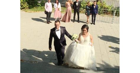 Булка седна да гласува с роклята в деня на сватбата си във Варна Снимки