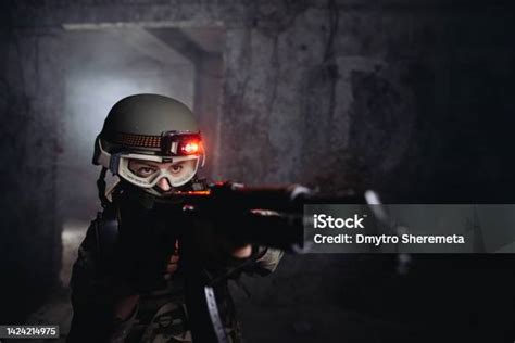 우크라이나 여자 전쟁에서 군인 손에 무기를 가지고 적을 겨냥 35 39세에 대한 스톡 사진 및 기타 이미지 35 39세 Border Patrol 개념 실재론 Istock