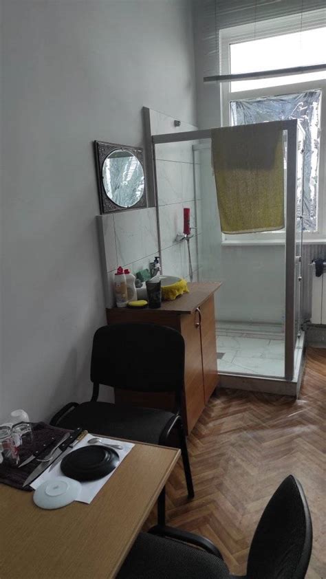 На робочому місці директора калуського комунального підприємства виявили душову кабіну ВІКНА