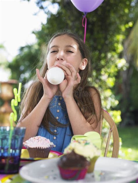 Globo Que Sopla De La Muchacha En La Fiesta De Cumpleaños Imagen de