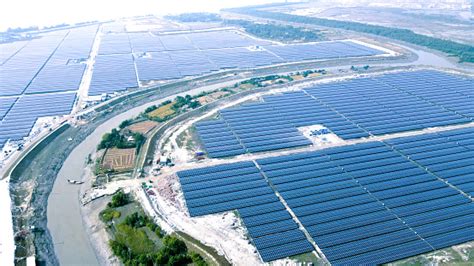 맑은 푸른 하늘 아래 태양 전지판의 상세한 조감도 태양 전지판 배경입니다 태양 에너지 발전소에는 햇빛을 흡수하여 Dc 전기로 변환하는 수많은 태양광 패널 또는 태양광 모듈이