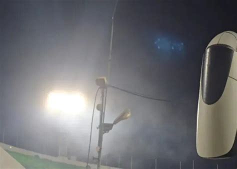 دود عجیب اطراف نورافکن‌های ورزشگاه آزادی عکس طرفداری