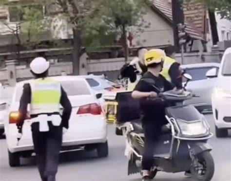 街头擂台．有片│天津2交警马路中间互殴 局方：工作冲突已炒2辅警 星岛日报