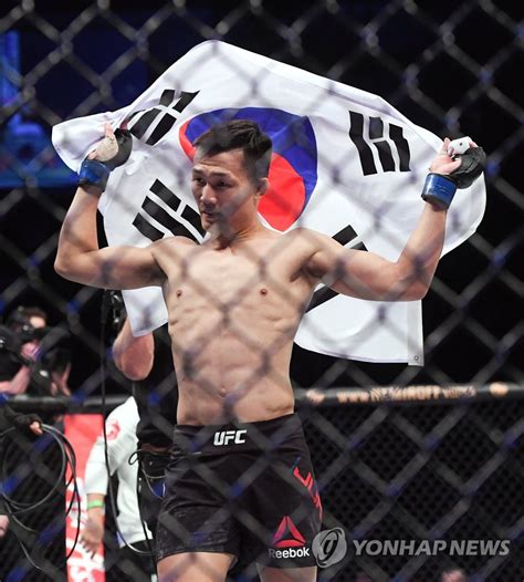 태극기들고 환호하는 정찬성 연합뉴스