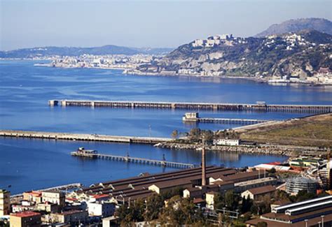 Tragedia A Napoli Uomo Si Tuffa In Mare E Muore Sul Colpo