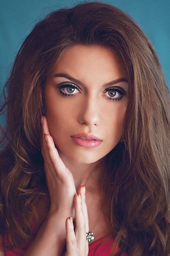 길고 물결 모양의 머리와 B를 가진 젊은 여성의 스튜디오 초상화 곱슬 머리에 대한 스톡 사진 및 기타 이미지 곱슬 머리 관능 금발 머리 Istock