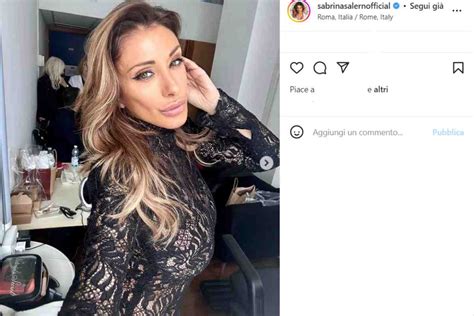 Sabrina Salerno Il Vestito Bucato Non Passa Inosservato Selfie Da Urlo
