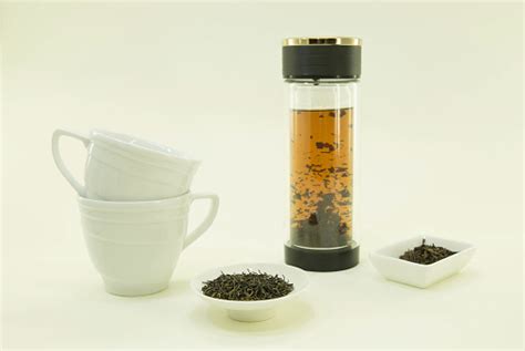 황금빛 아름다움과 일본 식 녹튀김차의 중국 차 눈썹 흰색 배경에 흰색 그릇에 격리 차는 이중 유리 열 접시에 양조됩니다 0명에 대한 스톡 사진 및 기타 이미지 Istock